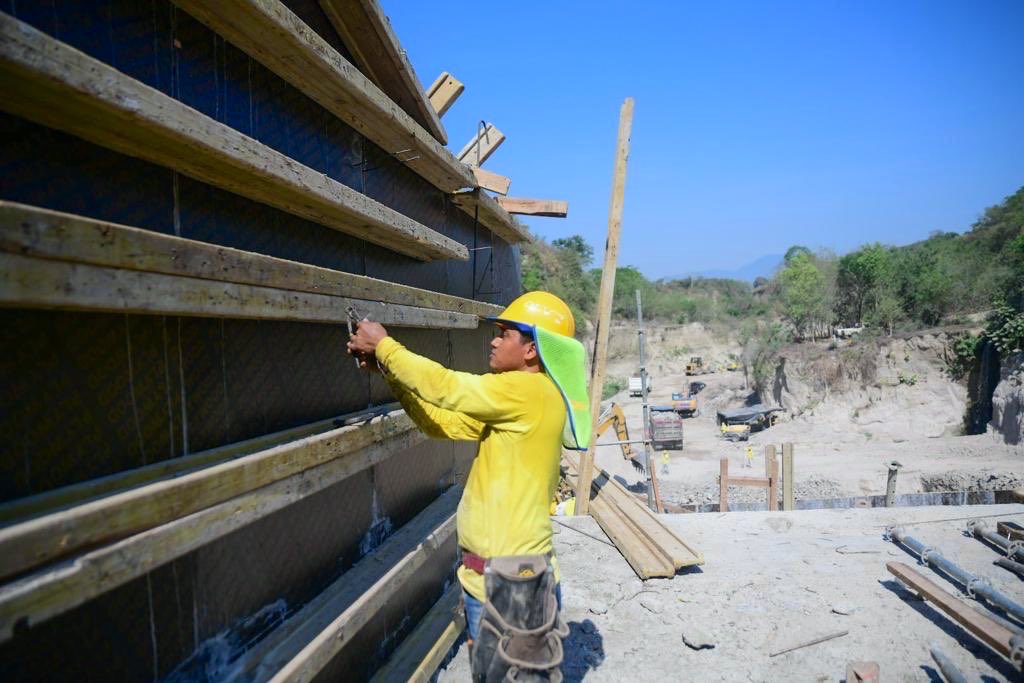 Ministerio de Obras Públicas on Twitter: "El puente Chaparrastique, tenía daños y ponía en ...