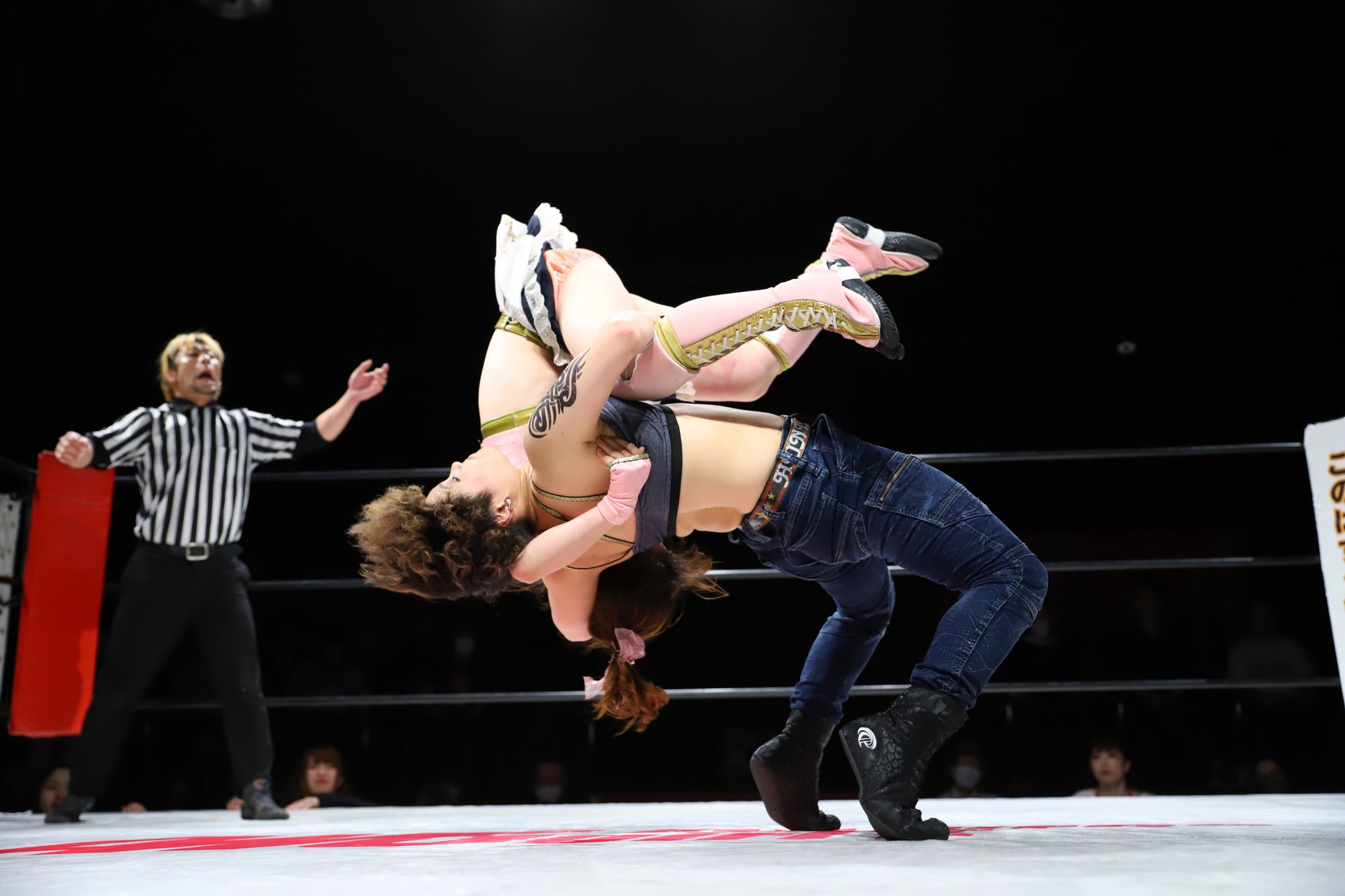 AWG: «Step 17» En busca de una retadora | Superluchas