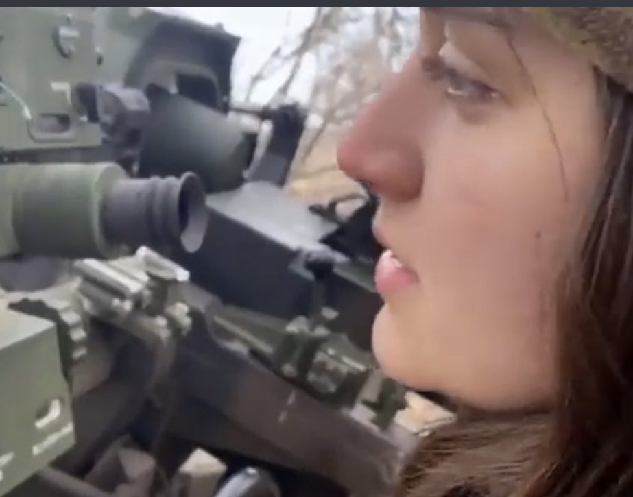 WeiXin Art on Twitter: "（第420幅） 拉斯蒂芙卡是乌军第67机械化旅M119榴弹炮炮手，负责设定射击参数并发射。作为语言专业的大学生，她说不能一直做火炮手，但现在这是 ...