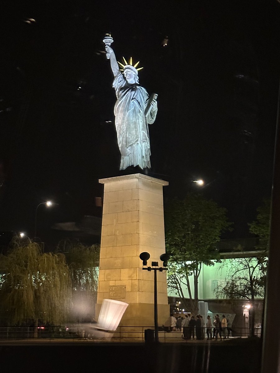 Everquest Next Landmark Statue