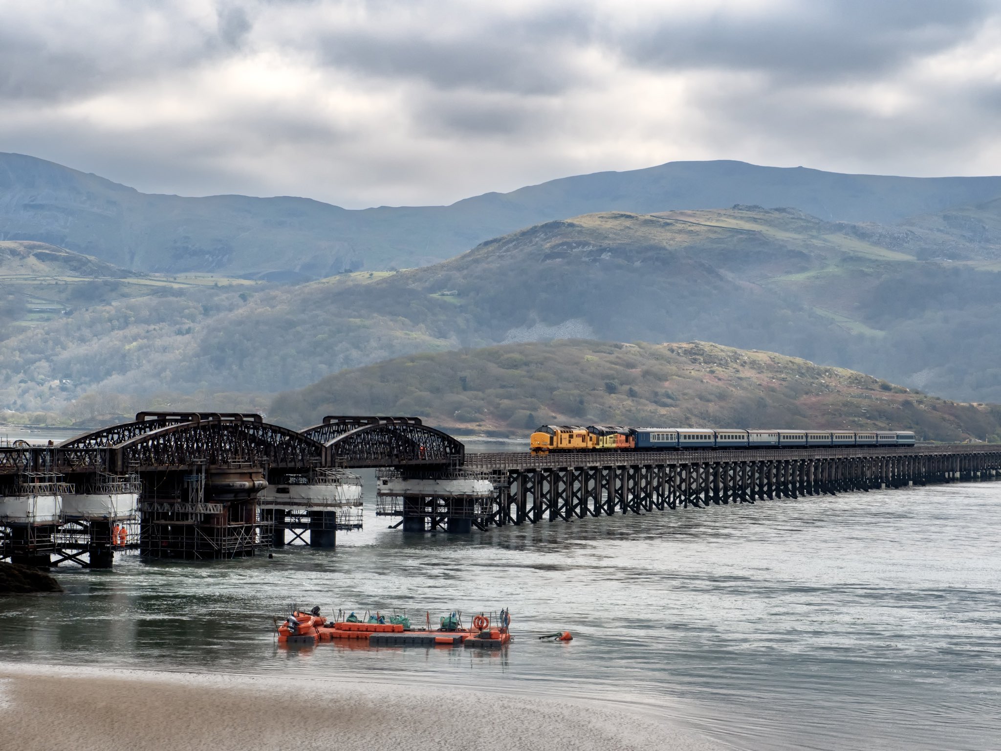 Oliver Train Bridge Oliver Cromwell On The Dorset Coast Express | Loco