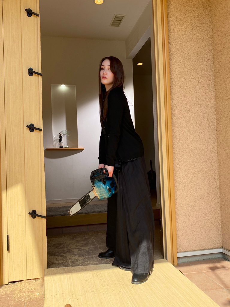中村ゆりか on Twitter: "第1話如何でしたか？ TVerで是非見てくださいね！ 最後の登場、ドアをチェンソーでぶった切りました。 どこかでチェンソーウーマンと呼ばれている模様💫 🥀 ...