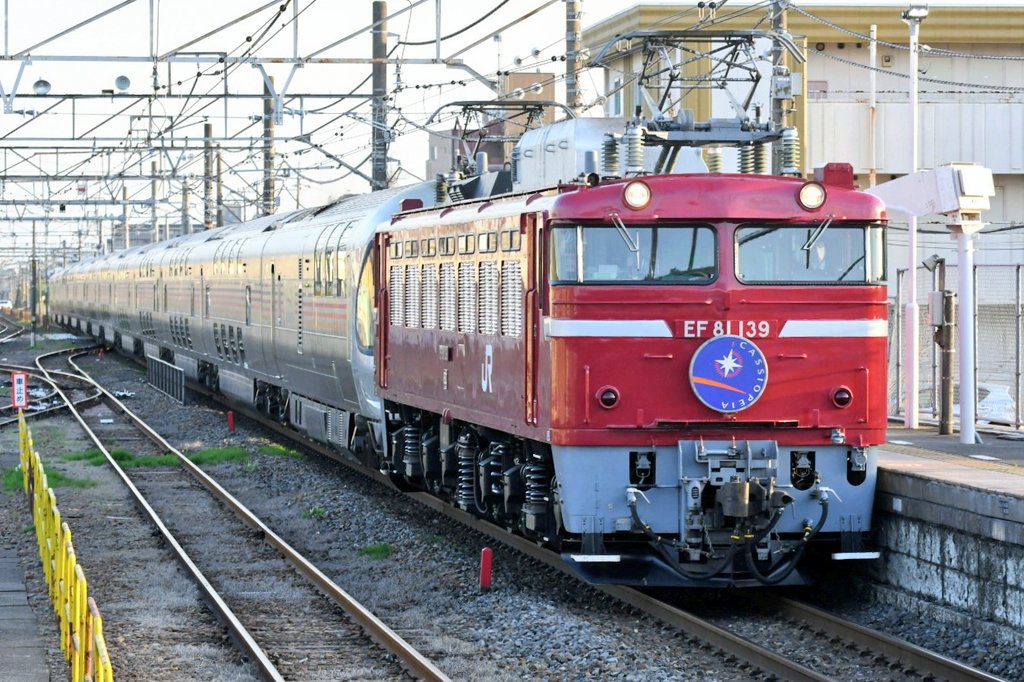 すずめExp on Twitter: "EF81 139号機牽引E26系カシオペア紀行号 雀宮でお見送り♪"