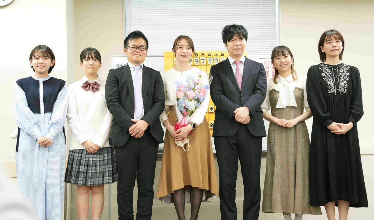 スポーツ報知 on Twitter: "室谷由紀女流三段の両国指導会100回記念 戸辺誠七段、高見泰地七段ら駆けつける https://hochi.news/articles/20230422 ...