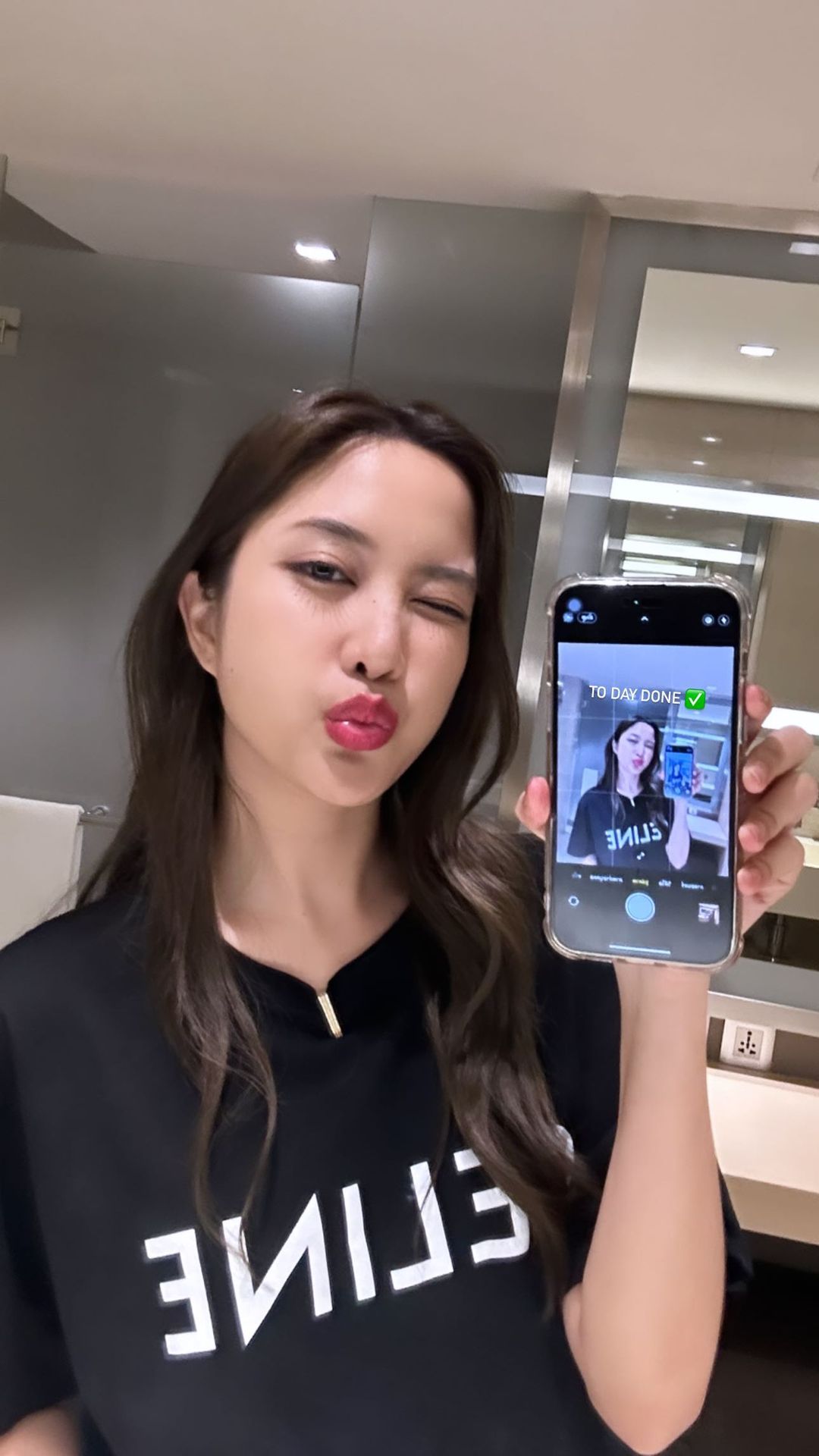 freenky and becky on Twitter: "@rsrchaf then here’s freen, took a selfie in a bathroom. 👀 https ...