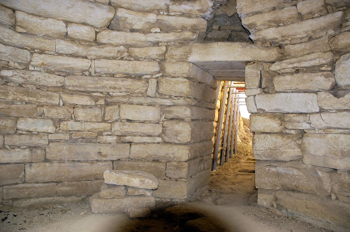 1/ The Homeric epic tradition presents a picture of a fragmented - but ...