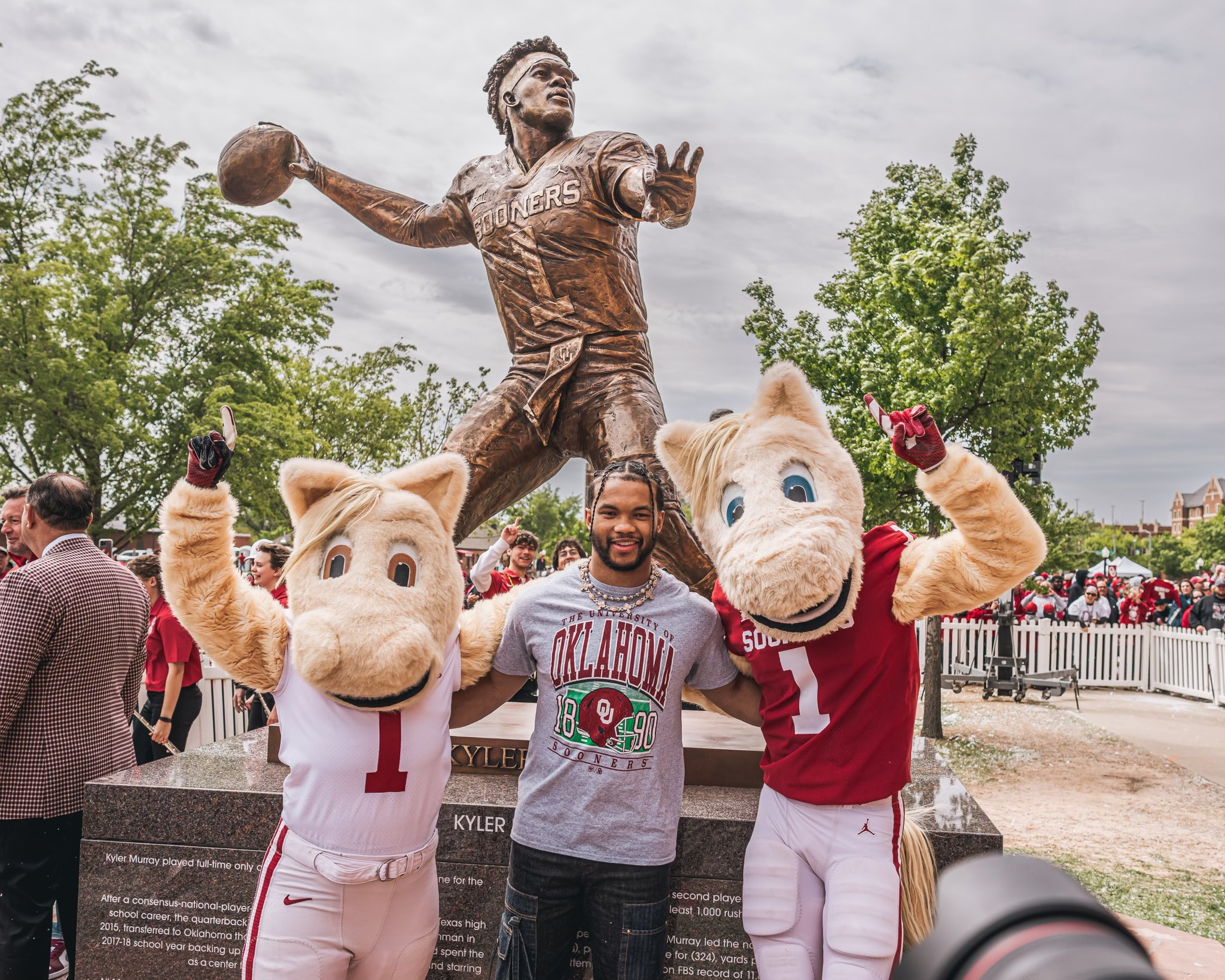 To fan the flame of the statue talk, Kyler Murray has his revealed ...