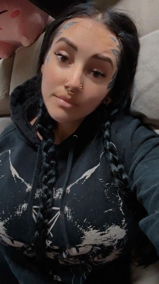 Charlotte🎃🖤🏳️‍⚧️ on Twitter: "Got off cam a little early to run errands. I forgot that my ...