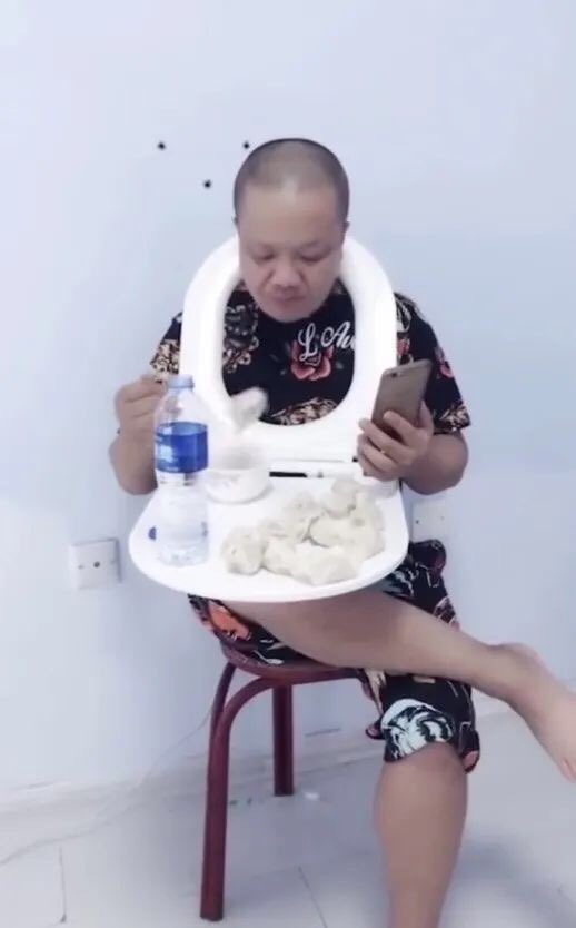 滞学研究会村上归来 On Twitter 有中国人说把食物倒桌子上吃,是因为吃的人有智力障碍怕烫着,中国人喜欢诡辩,面对事实总喜欢胡搅蛮缠,就像说共产党不能代表中国人一样,一样的初牲。