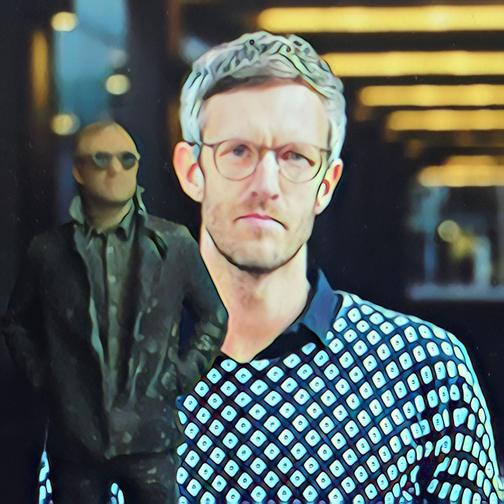 Aron Flam 🥸 on Twitter: "Journalisten och författaren @JojjeOls son besöker #DEKONSTRUKTIVKRITIK ...