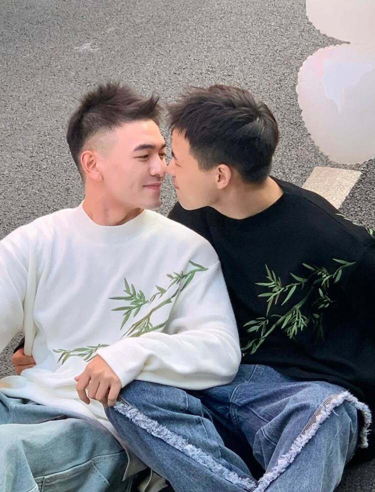 啊海跟堂哥的秘密 On Twitter 不管是在外面还是在家,巨根都是备战状态,今天和弟弟共度午餐,共同玩闹;作为堂兄弟;感情更是不言而喻