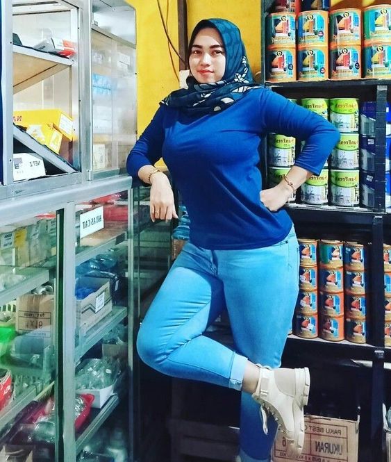 Nonisude Uhuy on Twitter: "Tukang urut batin auntie amoi https://dood.yt/e ...