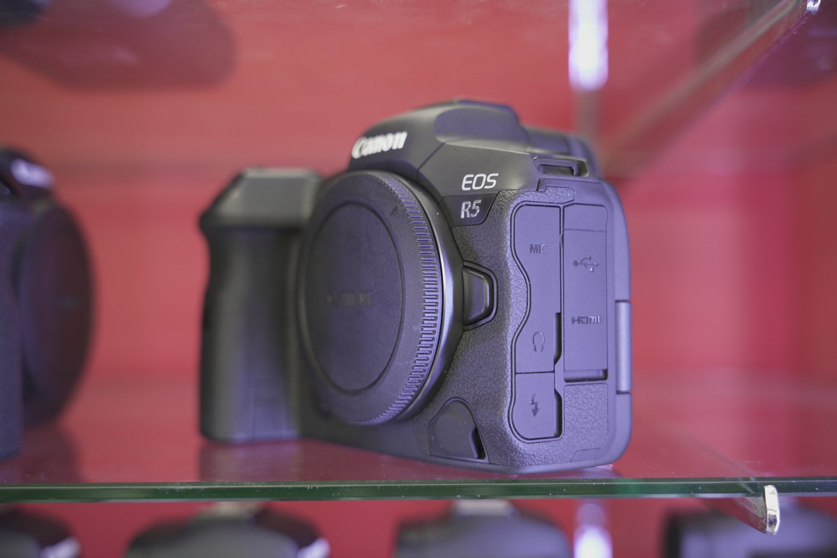 フジヤカメラ店 公式 on Twitter: "EOS R5はフルサイズミラーレスの「定番」と言っていい機種だと思います。それまでのRシステムカメラに多少危なっかしさを感じていたので、登場した ...
