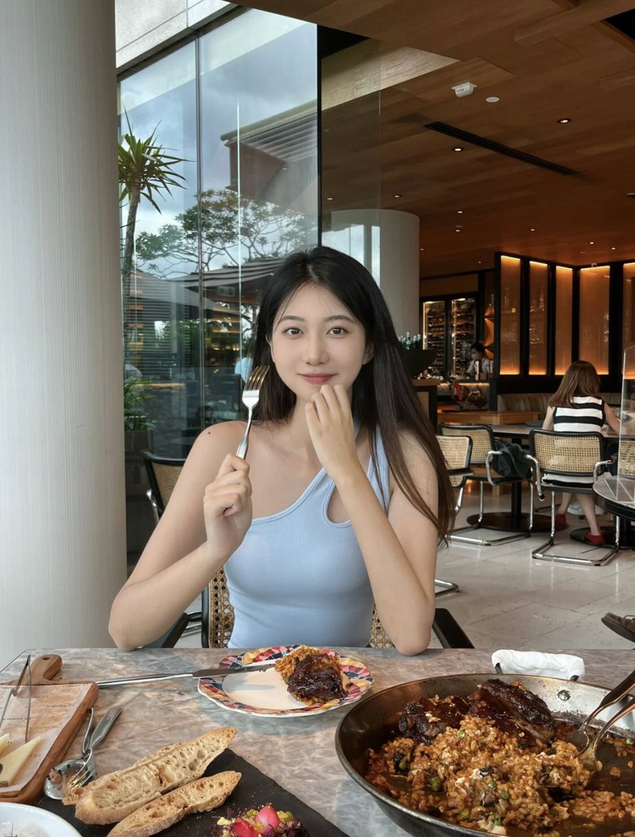 每日大赛 on Twitter: "我同学想找刺激，私信她机会就是你的http://t.me/q136520"