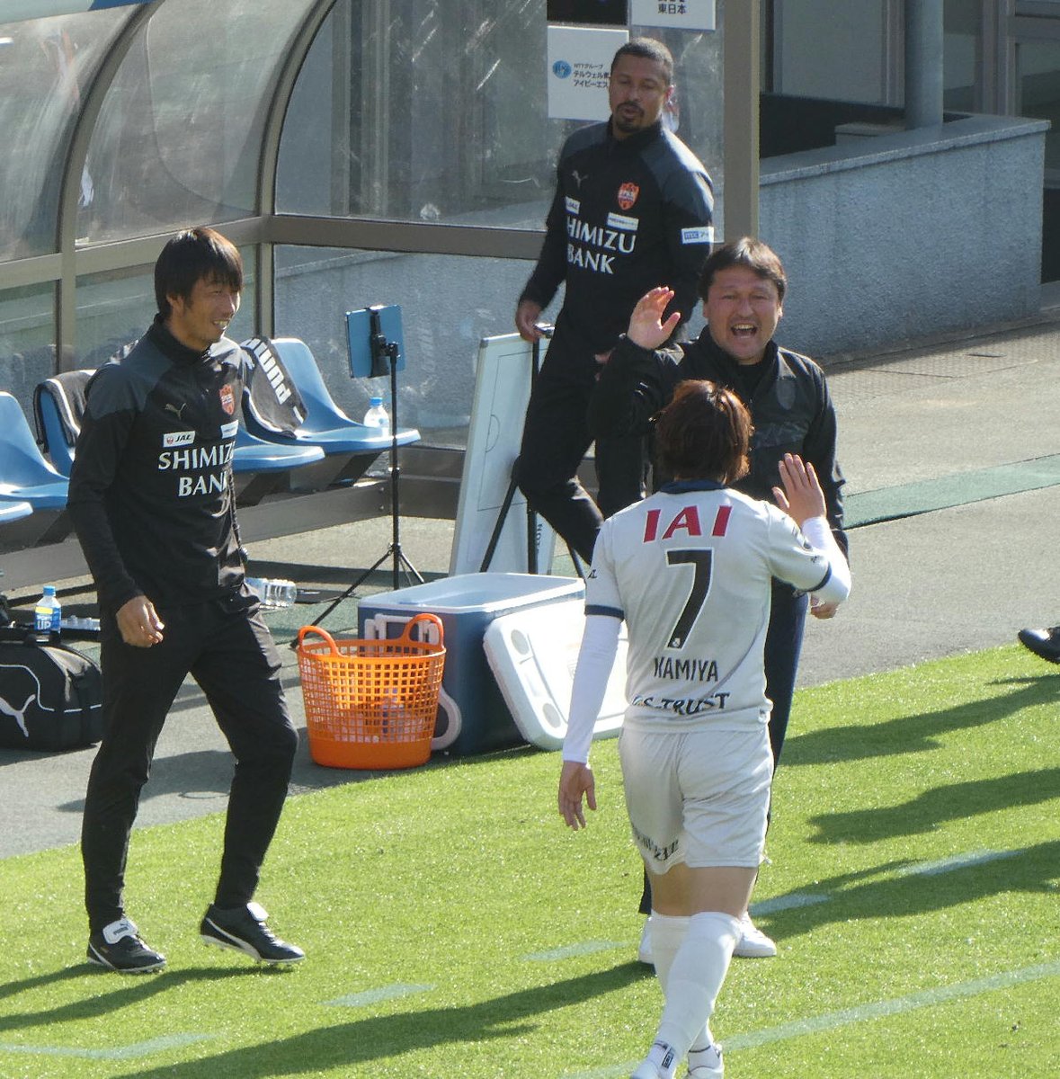 さかた:自称プロゲーフラー On Twitter 神谷選手ゴール後の指揮官と。