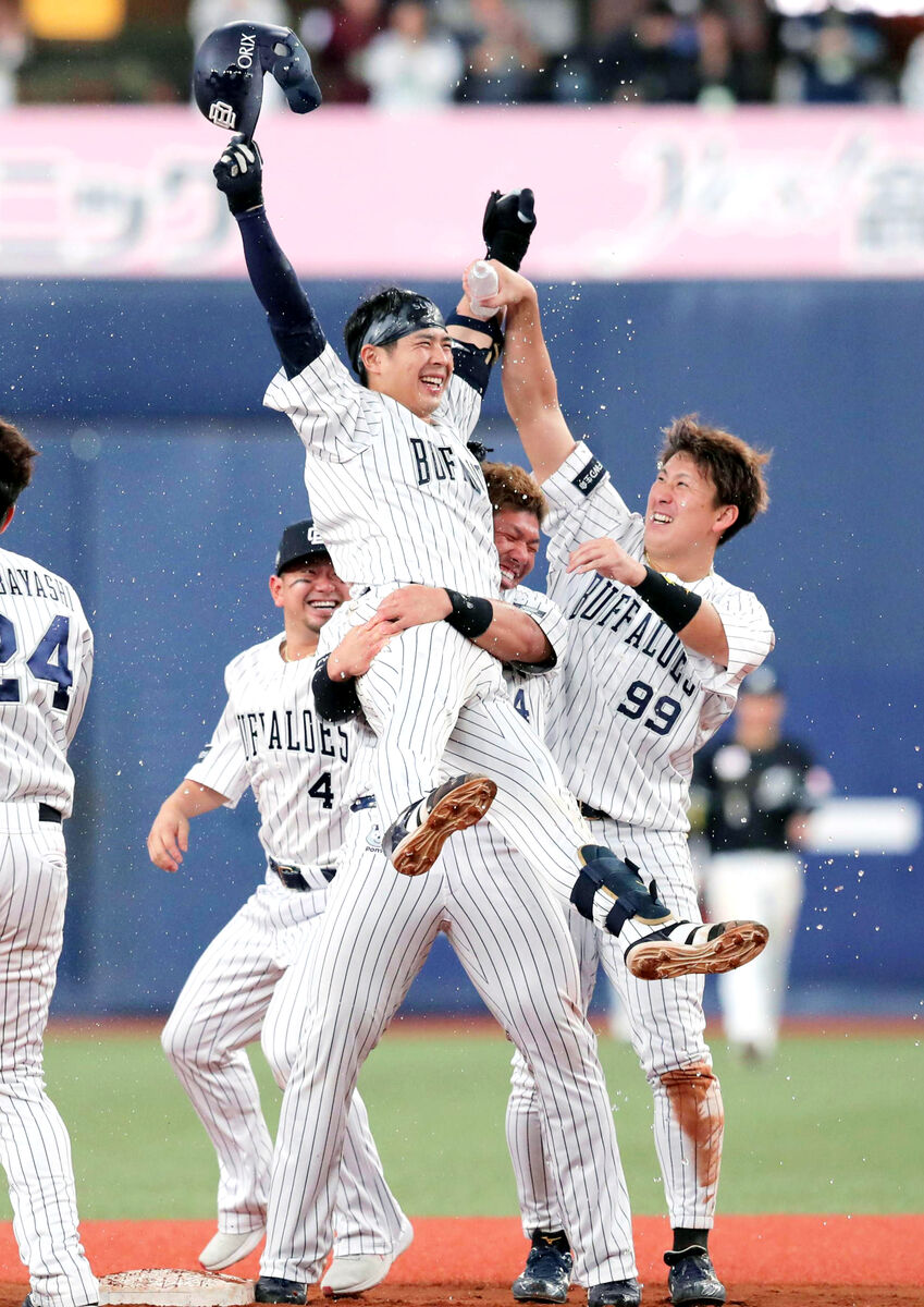 スポーツ報知 プロ野球取材班 on Twitter: "【 #オリックス 】若月健矢捕手のサヨナラ打で首位タイ浮上 同い年の森友哉加入の相乗効果 #プロ野球 #野球 #baseball ...