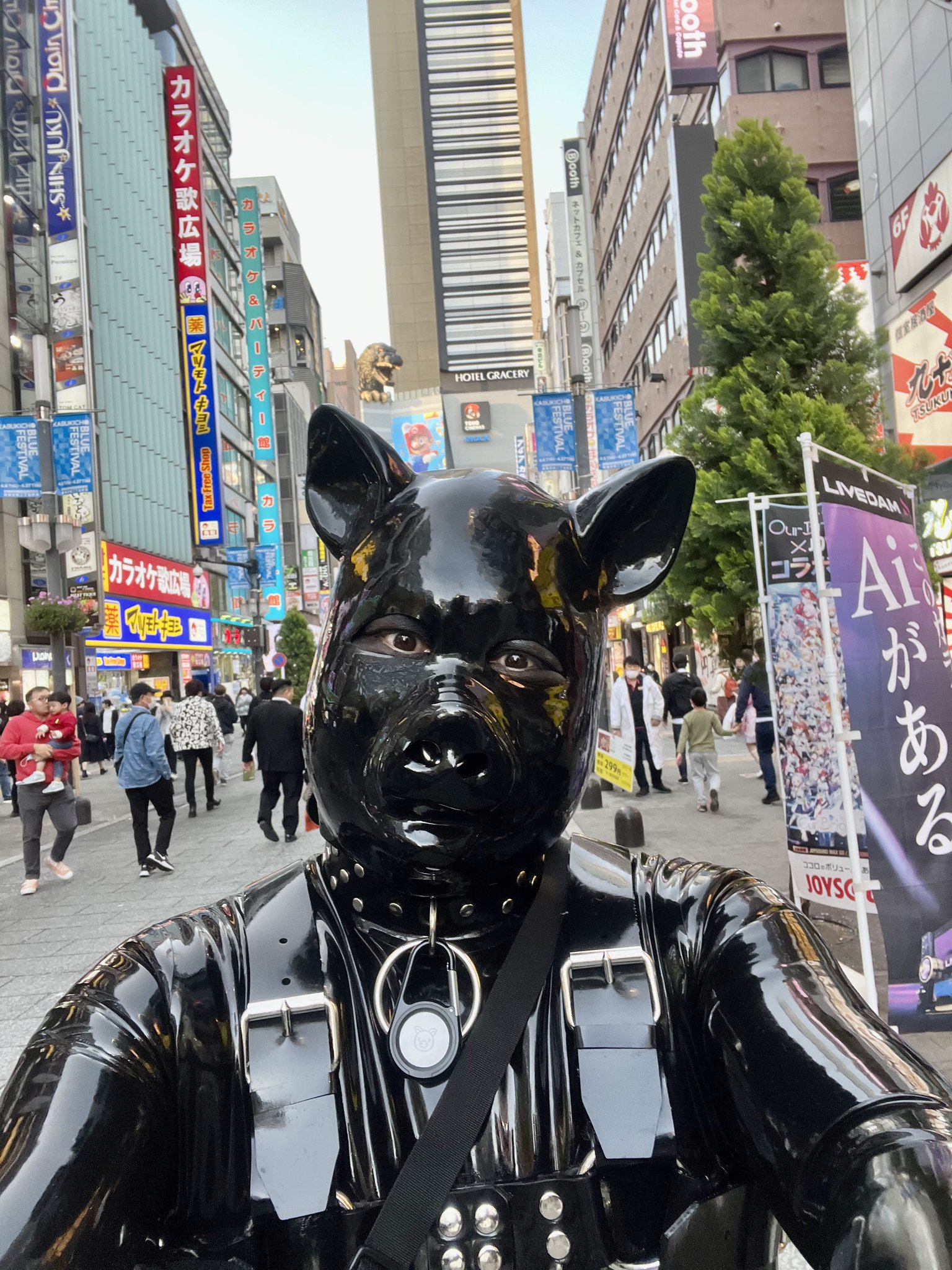 fatrubberfetish@satochan🐷 on Twitter: "歌舞伎町に来た黒いブタ！🐷 #黒いブタ #歌舞伎町 #tokyo #japan https://t.co ...