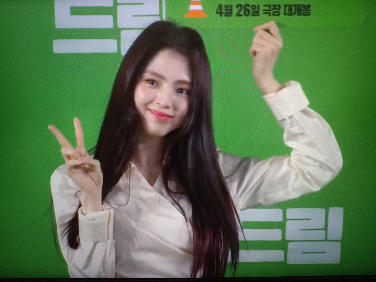 Kei On Twitter Rt Wink29 한소희 X 아이유 둘의 투샷이 너무 보고싶다면 어떻게 안될까요