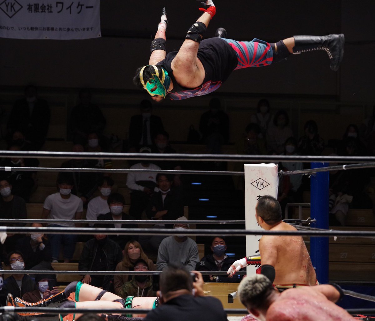 ナム On Twitter ジャック選手が追い打ちをかけ、世羅選手がラダーに登るもあかね選手は雪崩式ブレーンバスター。 世羅選手はすぐ立ち上がり咆哮。 プロミネンス Prominence