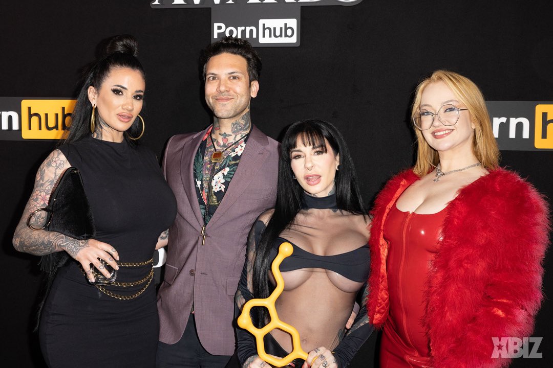 Emma Magnolia on Twitter: "RT @JoannaAngel: From the @Pornhub awards black carpet!! 🖤🧡 my bangs ...