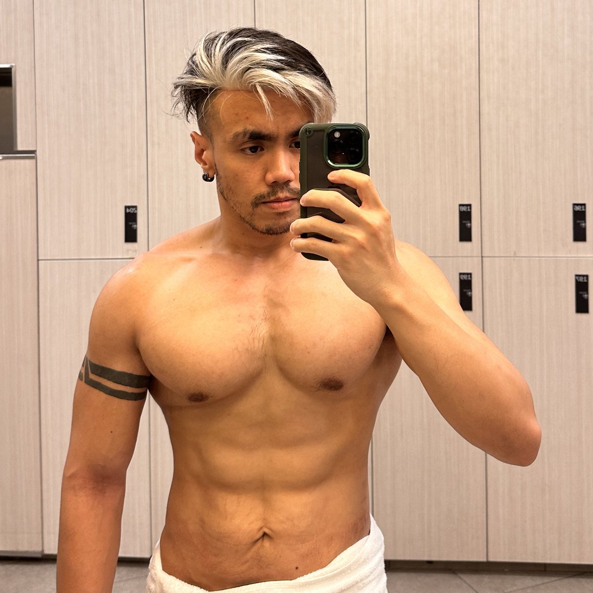 BenBen on Twitter: "Chest is chesting ig"