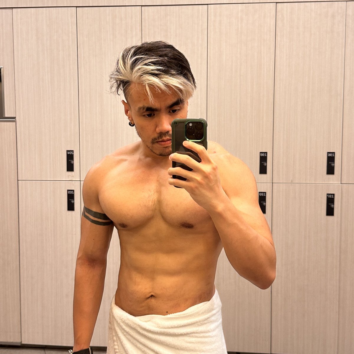 BenBen on Twitter: "Chest is chesting ig"