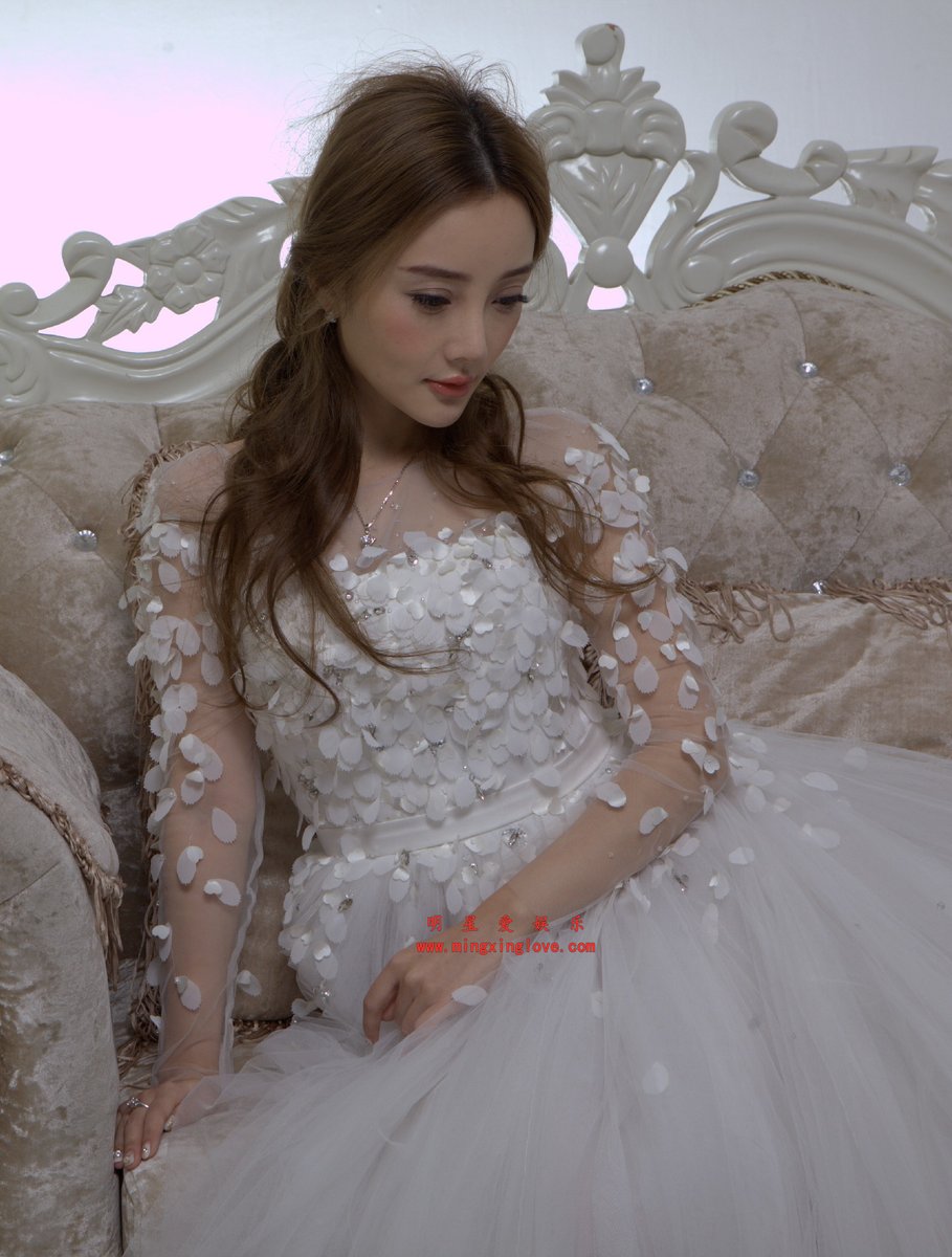 mingxinglove on Twitter: "#李小璐 拍摄某写真照花絮照片，大尺度露胸短裙光脚高跟等造型，单张30M+，放大可看清肌肤纹理，高清4K分辨率原图无修 #生图 下载 #明星 ...