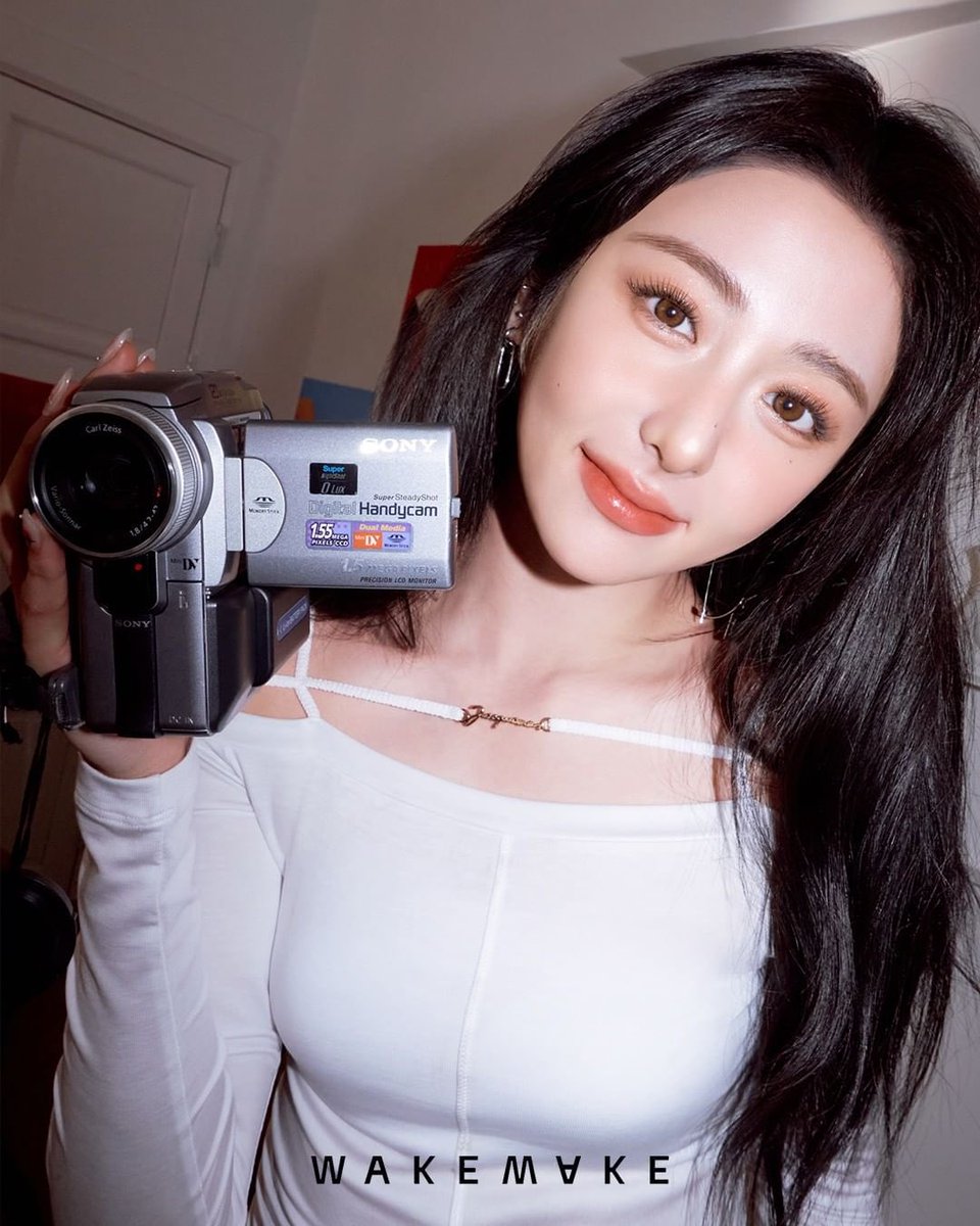 le sserafim pics on Twitter: "YUNJIN FOR WAKEMAKE"