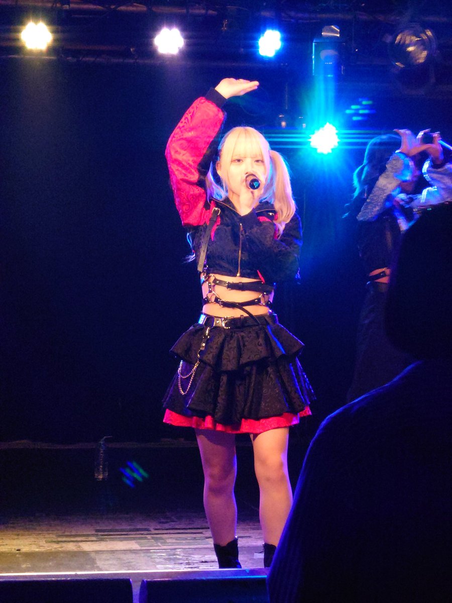 万丈(ばんじょう) on Twitter: "卒業ライブのゲストのAbsopetus。 名前が変わる前からこっそり観てきたけどやっぱりかっこいい。 物販中に来夢さんがワンマンのフライヤーを持っ ...