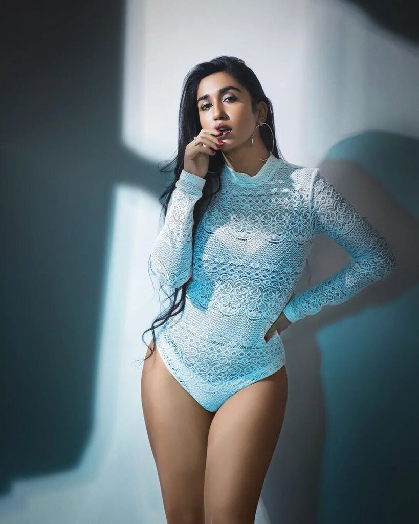 BollywoodSnapped on Twitter: "Stunning babe 💥 #ScarlettRose @iScarlettMRose https://bit.ly/3Lvxwfy"