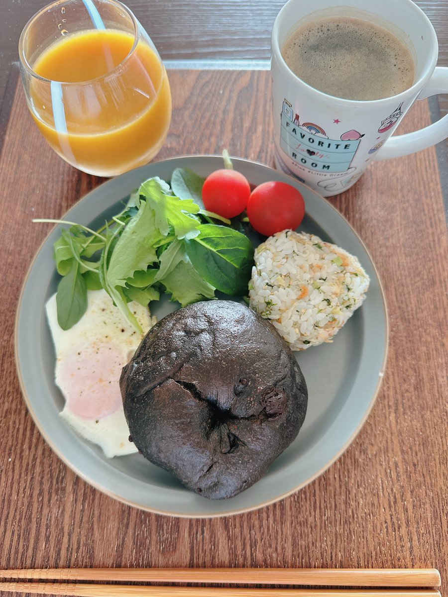 はなふら On Twitter 朝ごはんはほぼ固定。 こんにゃくベーグルと70gのおにぎり ベビーリーフとミニトマト タンパク質は時間ある時は目玉焼きとか作るけどない時はブラックコーヒーに