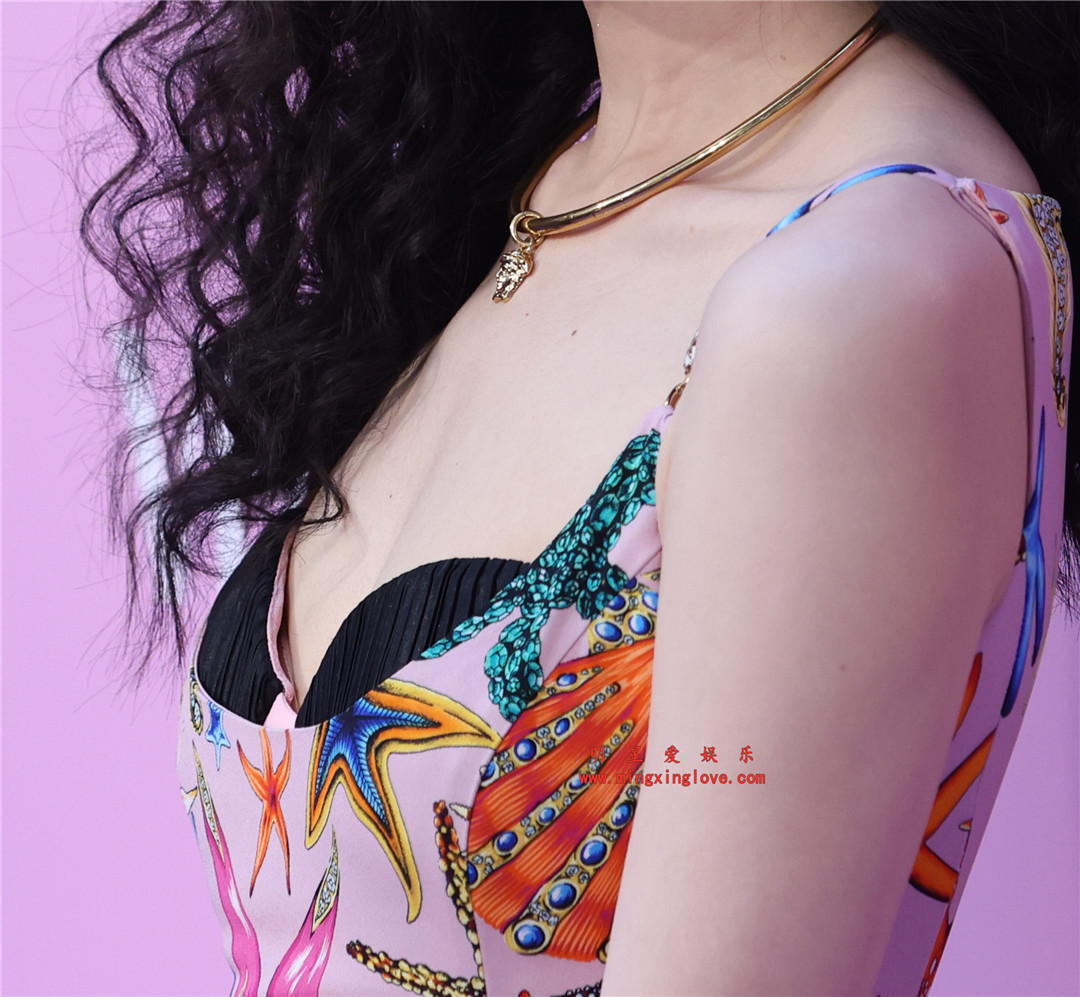 mingxinglove on Twitter: "#宋轶 参加某时尚活动时的走红毯图片花絮，#大尺度 深V露胸装，可清晰看到乳贴，光脚高跟造型，高清4K分辨率 #原图 无修组图下载 #明星生 ...