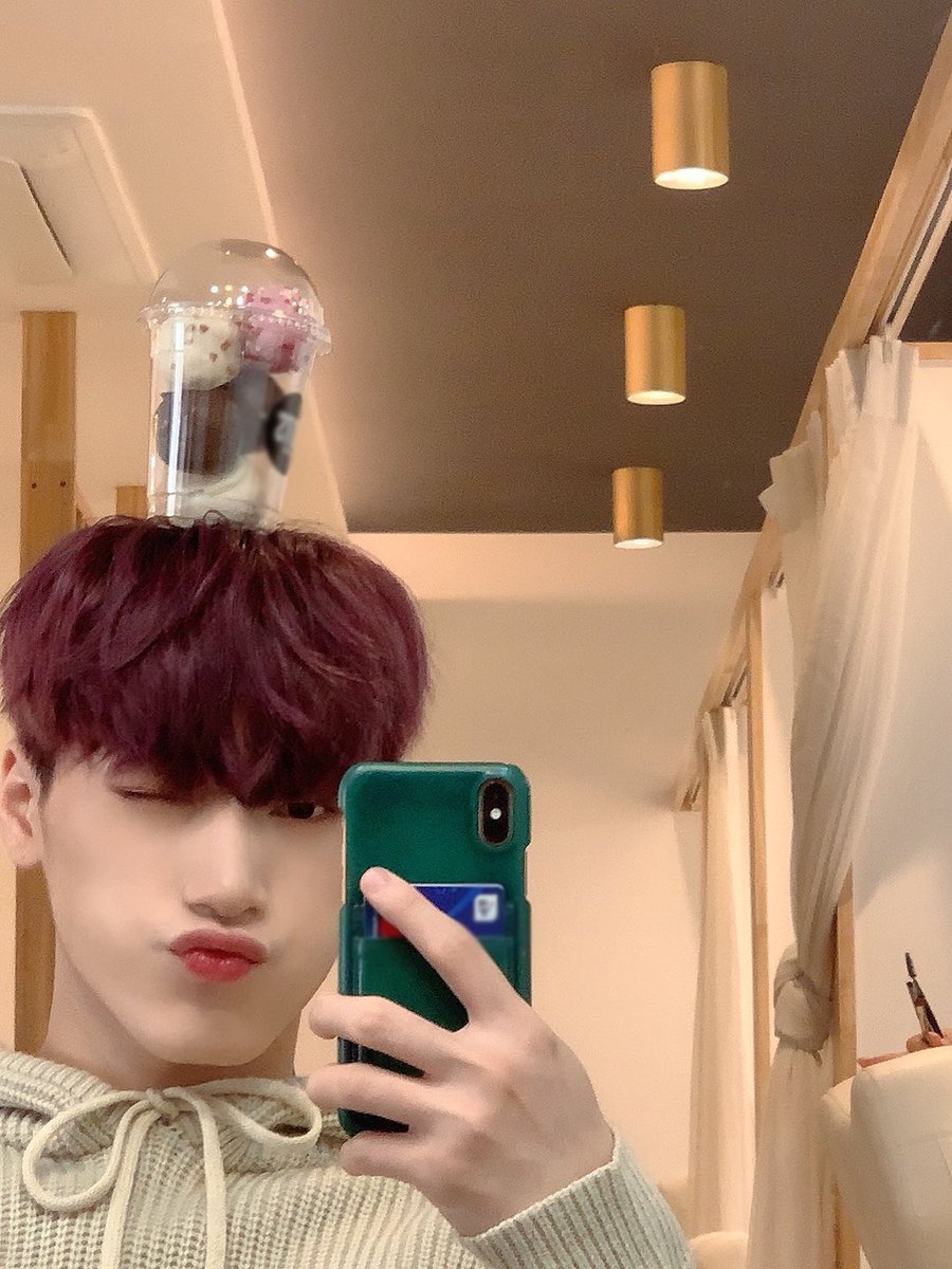 인스티즈 on Twitter: "얼떨결에 최신 유행 선도주자가 된 아이돌 (링크에 더있어요👉) https://instiz.net/pt/7369820"