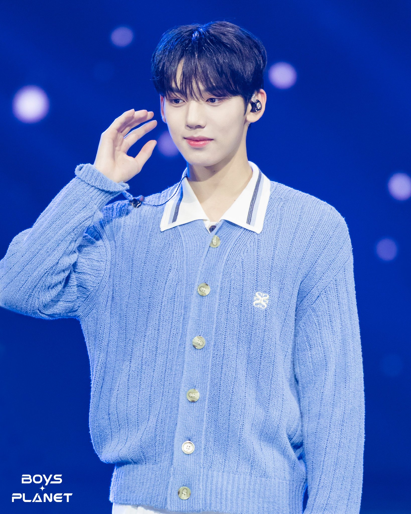 Mnet I BOYS PLANET on Twitter: " 무대 비하인드 포토 공개 📸 🎵 #NotAlone Now we'll never be alone 영원토록 빛날 너와 ...