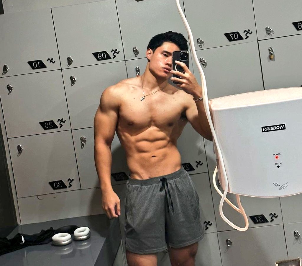 Mrvvip On Twitter Enrique Dustin Shirtless Locker Room Selfie