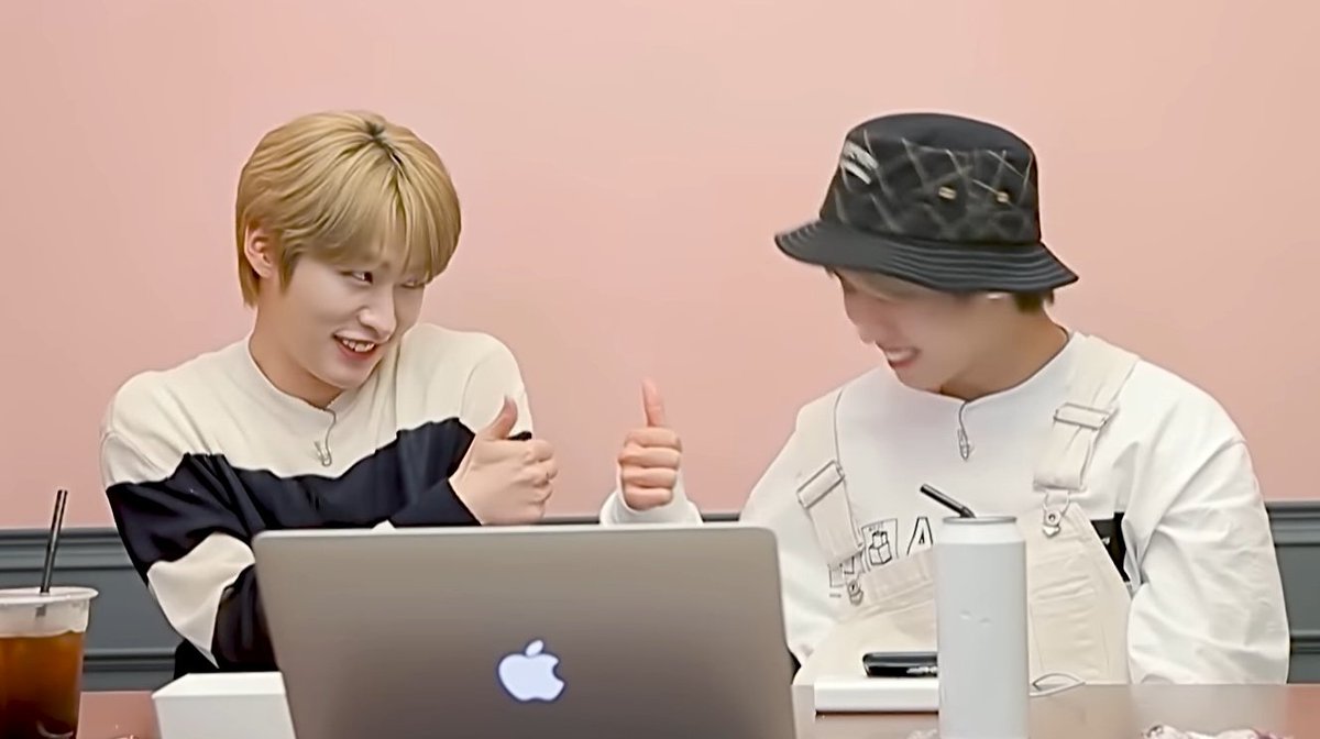 퀔냥냥 on Twitter: "thumbs ups being minsung's love language 🐱👍👍🐹"