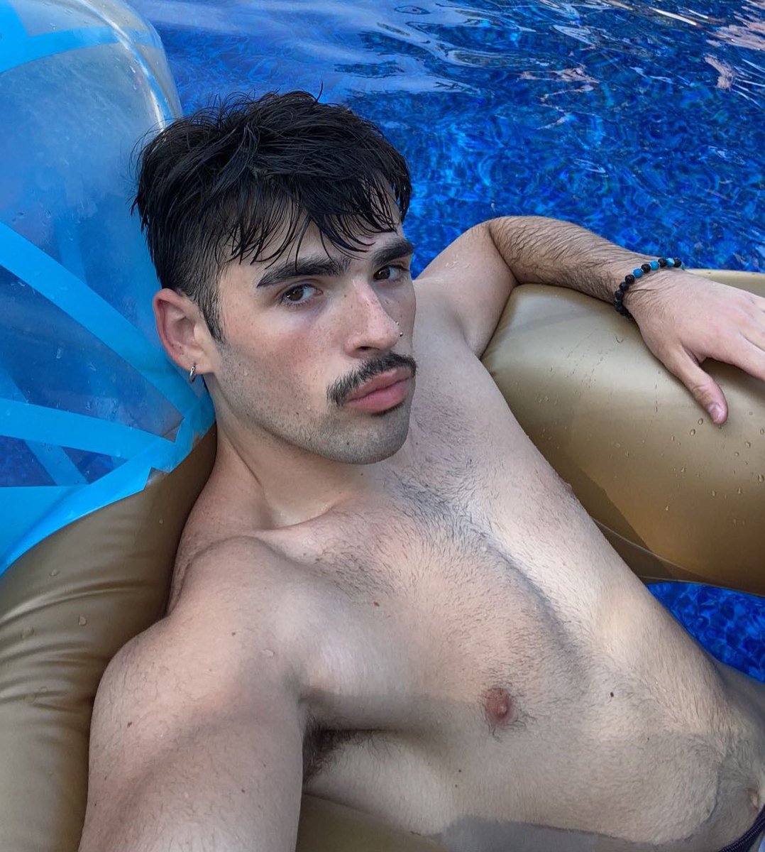 sean on Twitter: "Was feeling myself in that pool floaty a wee bit