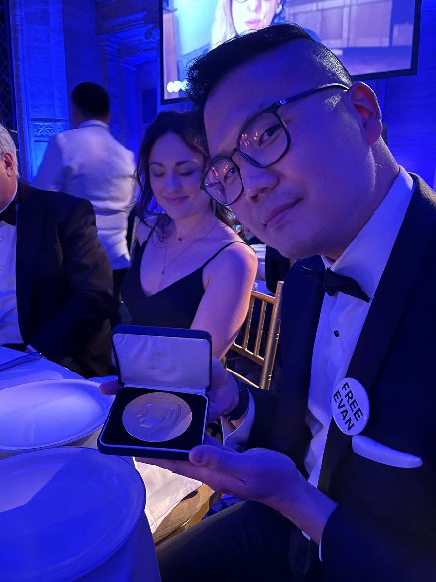 Marcus Yam 文火 on Twitter: "RT @meridak: Marcus Yam accepts The Robert Capa Gold Medal Award from ...