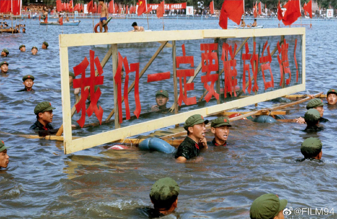 朱韵和 On Twitter 1966年7月,毛在武汉游长江。他认为 游泳是同大自然做斗争的一种运动,你们应该到大江大海中去锻炼”。此后