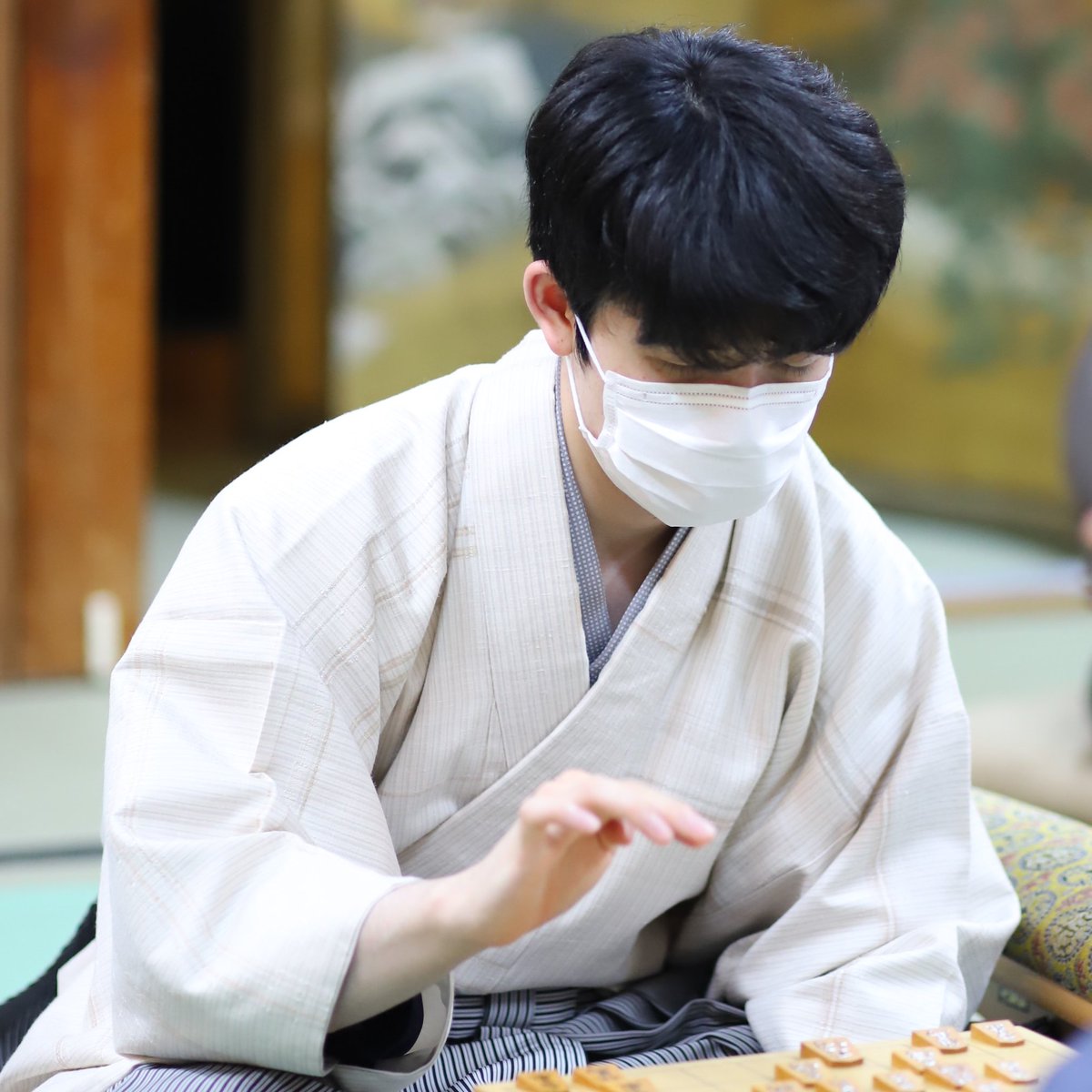 中日新聞 東京新聞 将棋【公式】 On Twitter 第81期名人戦七番勝負の第2局は87手で先手番の藤井六冠が勝ち、開幕2連勝。類型の少ない形で、両者とも「駒組みが難しい」と語る序盤戦