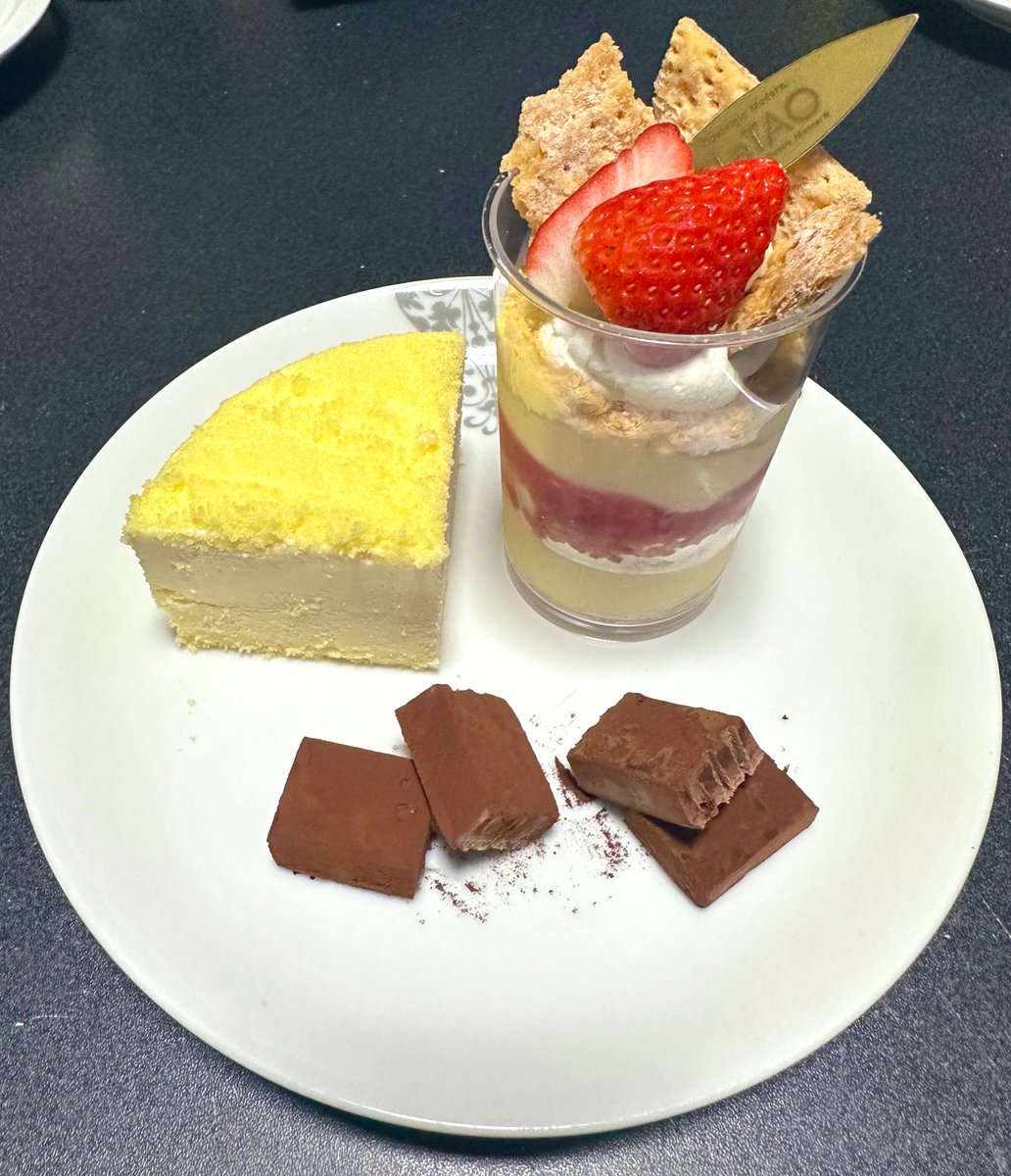 キリヤ＆トーマ °｡⋆⸜(*˙꒳˙* )⸝ on Twitter: "LeTAOのドゥーブルフロマージュとあべの限定ミルフィーユ 生チョコはROYCEのシャンパンとダージリン 家族で夜のお茶会 ...
