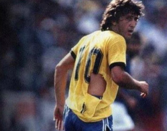 Arthur Muhlenberg ☮️ Con Artist on Twitter: "A imagem do Zico com a camisa rasgada dentro da ...