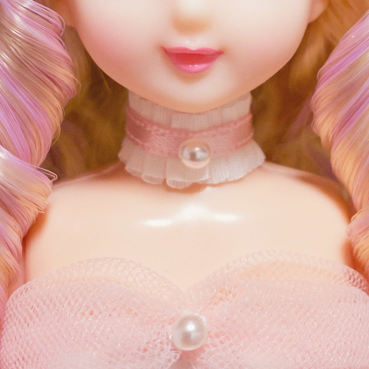 Hachi🦔ミシン部Doll課 on Twitter: "リボンを地道に折って作ったアクセサリー 飾りもパール、後ろの糸ループもパール、ドレスの飾りもパールのパールパールパール祭り"