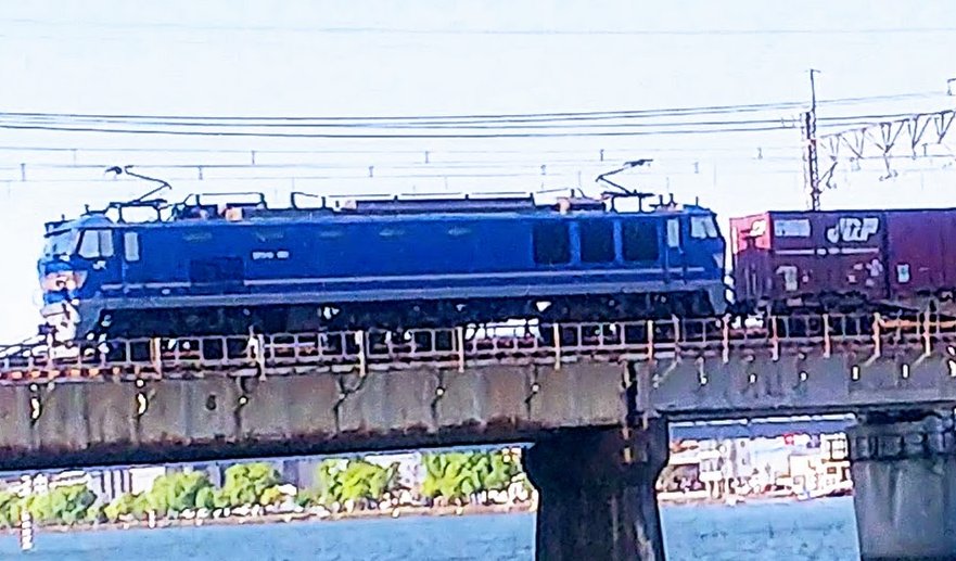 目で確認現場主義 On Twitter びわ湖大津、本日の瀬田鉄橋通過列車、左上9時35分エコパワー桃太郎、左下12時21分ef210とef65連結、右上16時09分ef510のブルー