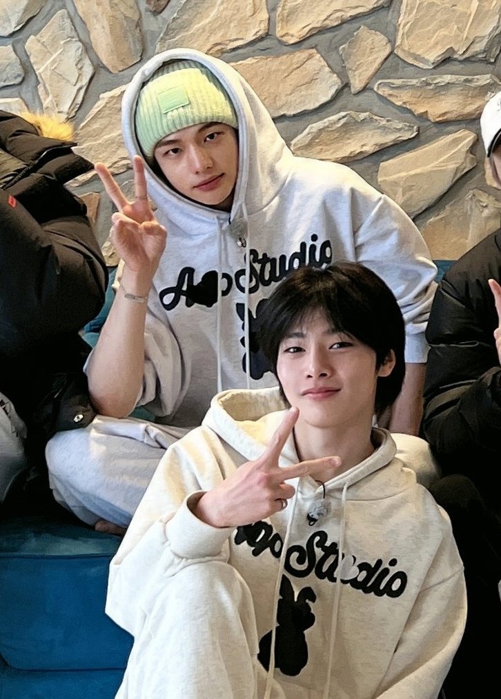 TSK OPFOLL📌 on Twitter: "-tsk stay ada yg tau hoddie yg di pake hyunjin sm i.n nih drmana ya ...