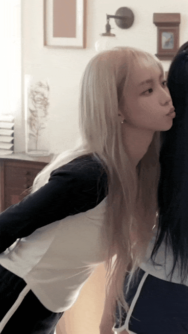 인스티즈 on Twitter: "금발에 돌핀 팬츠 에스파 카리나 (링크에 더있어요👉) https://instiz.net/pt/7378516"