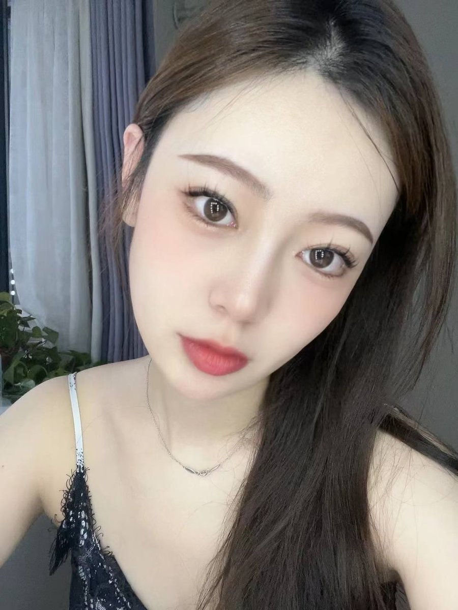 yuwang on Twitter: "还喜欢露脚，看看这拍照的姿势，天天发这种照片到pyq，不就是想告诉大家她就是个烂逼臭母狗吗？"