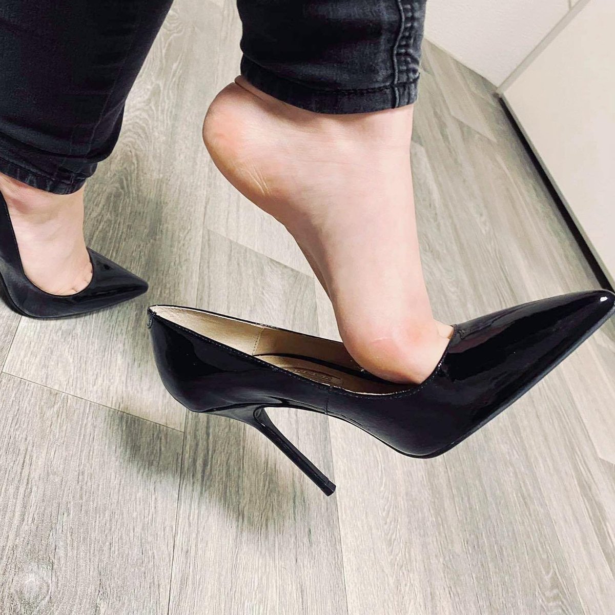 nylon lover. on Twitter: "RT @heelsloveclub: Shoe dangling ♥️ 📷feet_heels.jaquina.x3"