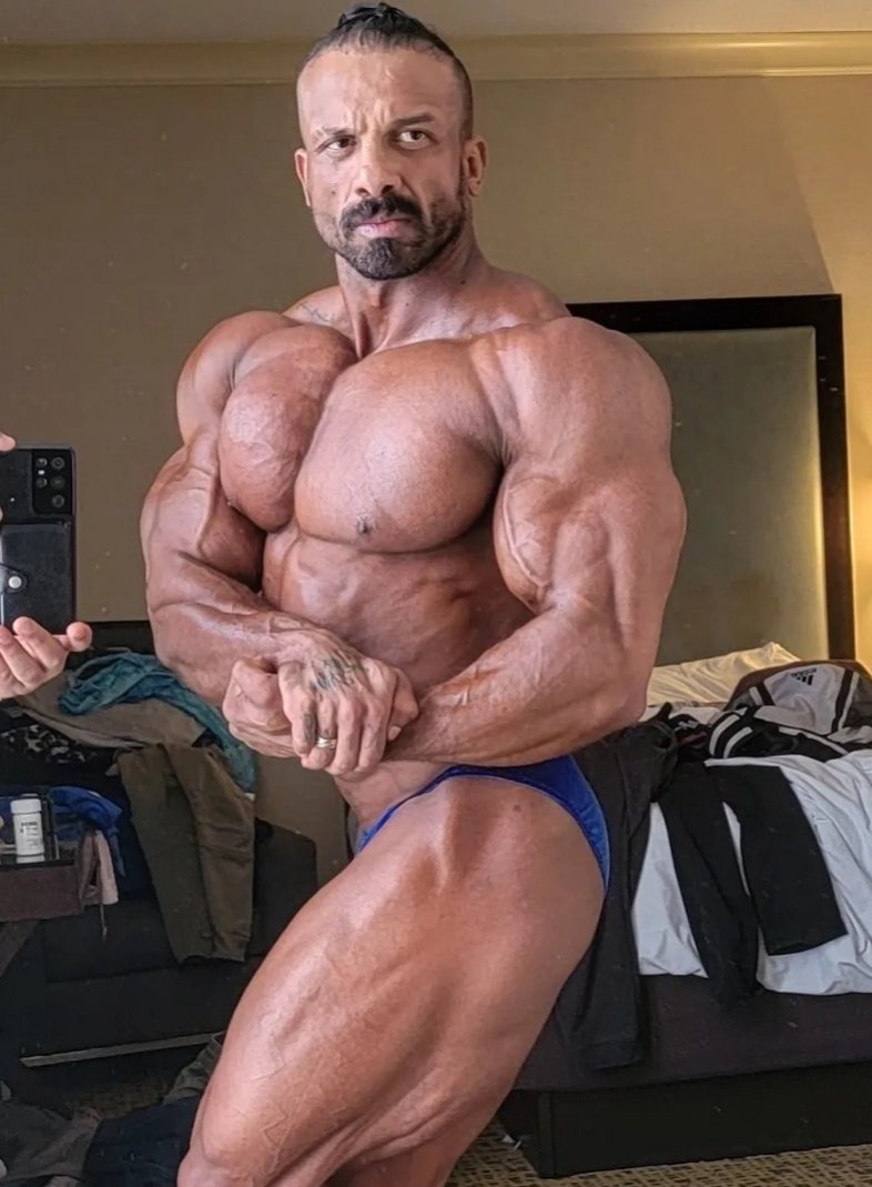 MuscleColtStar (MCS) 62K ️ Thanks on Twitter: "Muscle daddy Eslam in his tight blue velvet poser ...