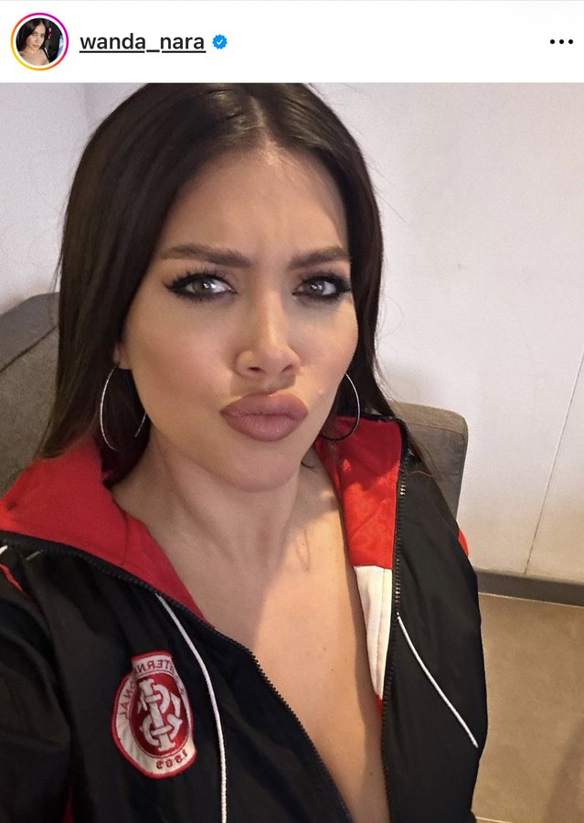 EL LAUCHA on Twitter: "Wanda usando el filtro en Instagram de La China Suárez. SE ROMPIÓ LA MATRIX."